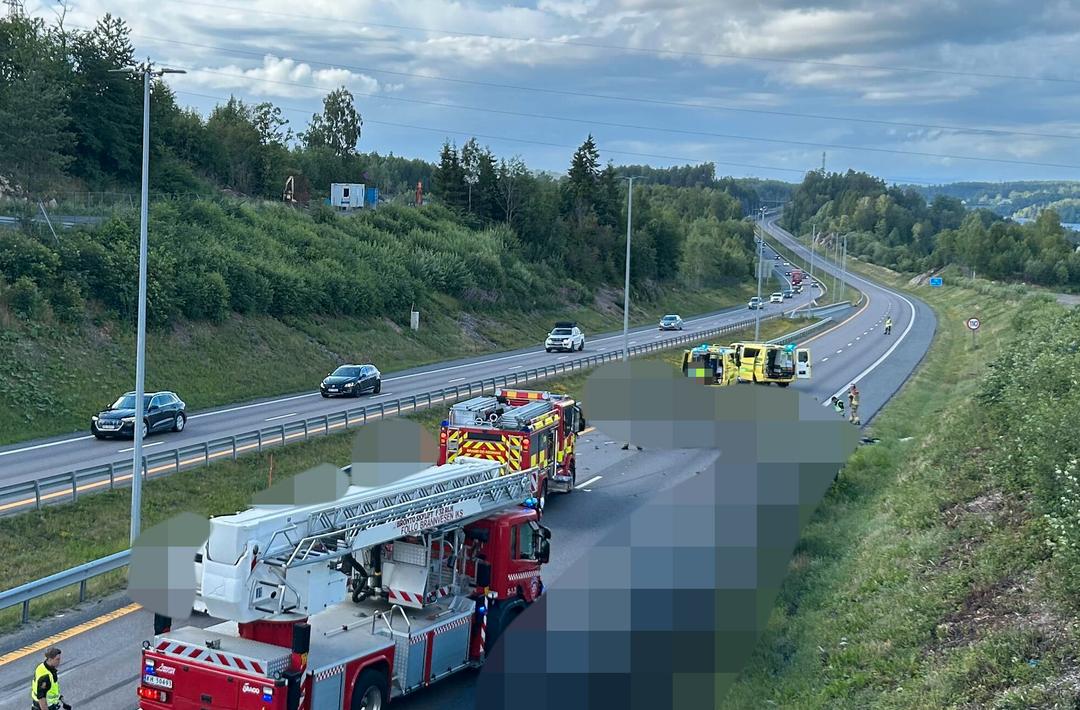 Flere biler involvert i trafikkulykke på E6 i Ås Flere biler involvert i trafikkulykke på E6 i Ås