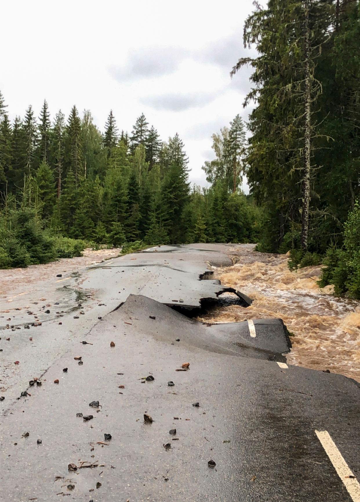 Ekstremværet «Hans»: Fylkesvei på Hadeland ble oversvømt - VG Ekstremværet «Hans»: Fylkesvei på Hadeland ble oversvømt - VG