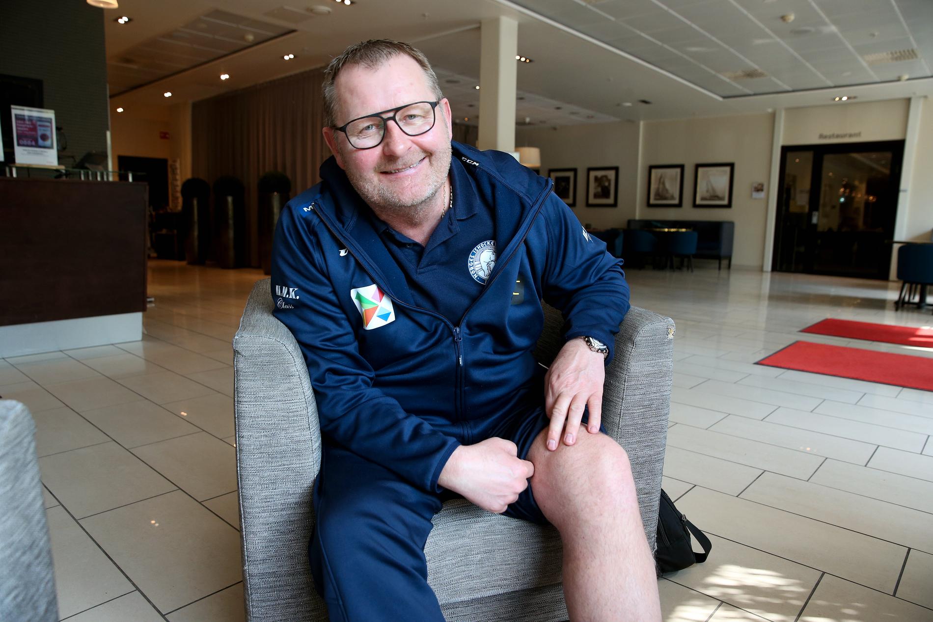 Hockeysjefen får sprøytet eget blod inn i sitt smertefulle kne - VG Hockeysjefen får sprøytet eget blod inn i sitt smertefulle kne - VG
